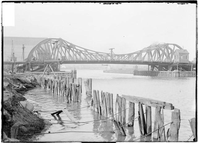 ECC | [Ninety-fifth Street Bridge over the Calumet River, side vie