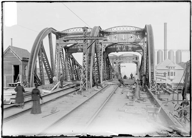 ECC | [Construction work on the Ninety-fifth Street bridge over th