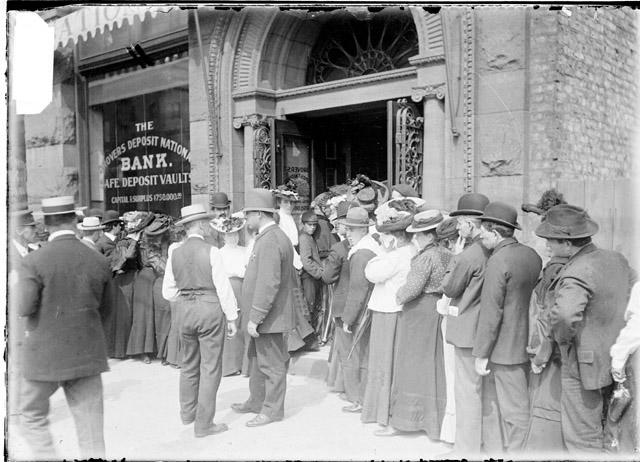 ECC | [Women and men forming lines into the Drovers Deposit Nation