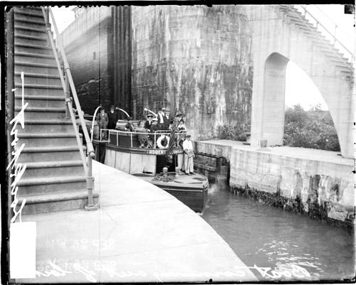 ECC | [Boat coming out of lock at Lockport, Illinois]