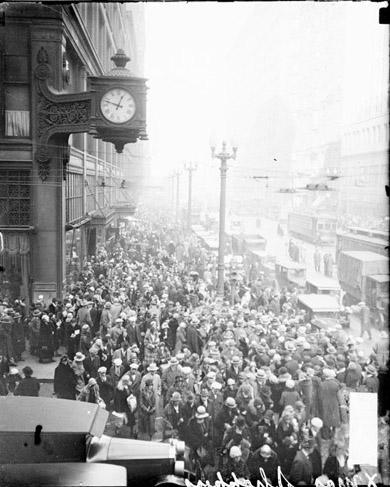 ECC | [Crowds of Christmas shoppers at the corner of State and Mad