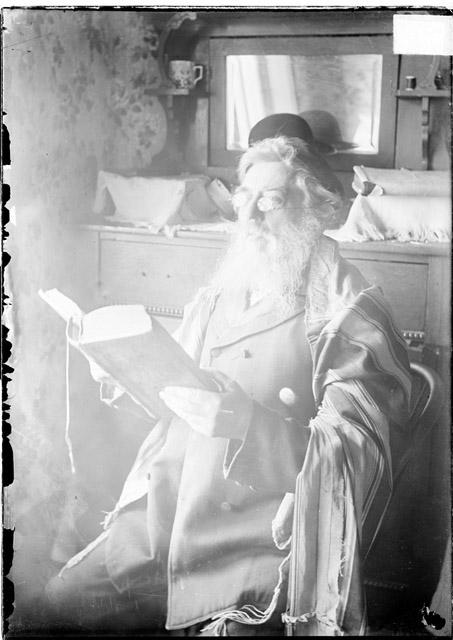 ECC | Rabbi wearing robes