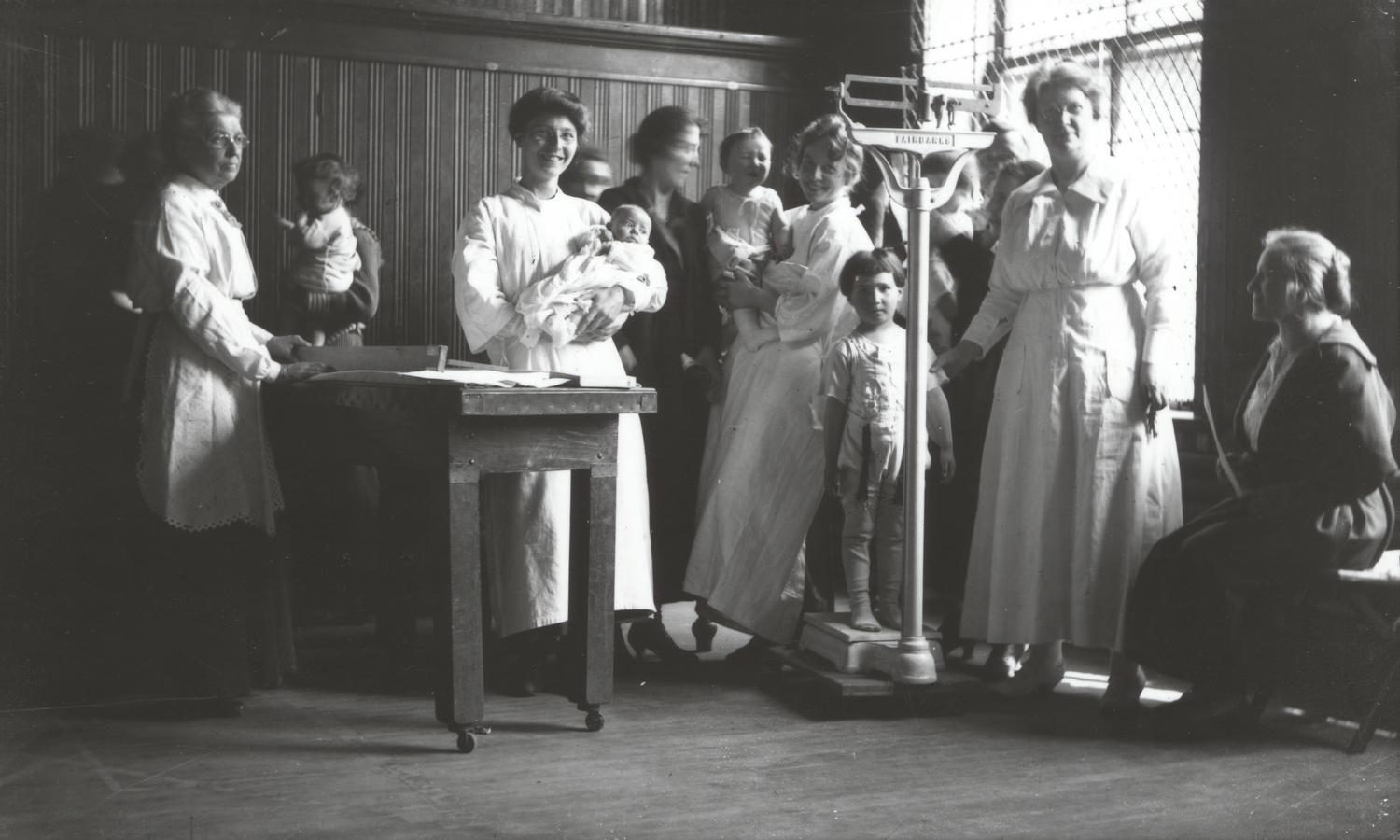 ECC | Group of women and children posing with nurses